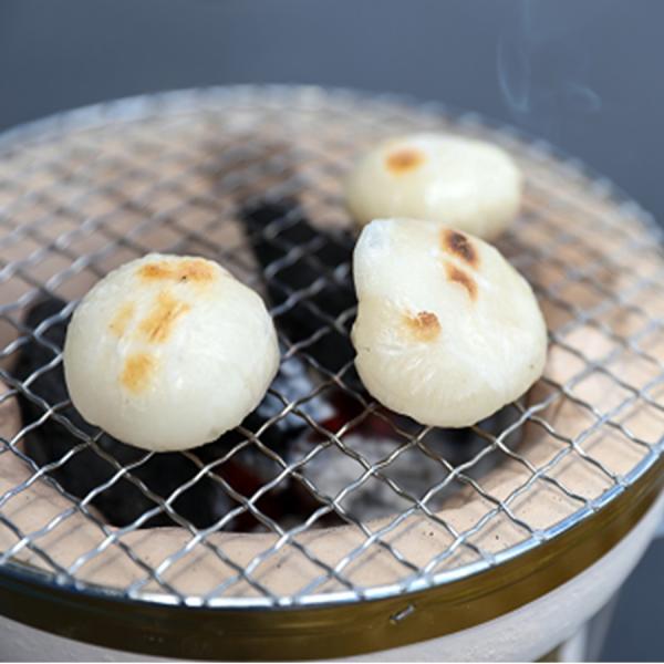 山形県庄内町産でわのもち100％使用のやわらかく伸びの良い丸餅。もち米はヨーグルト農法で栽培しています。ヨーグルト農法とは、ヨーグルト成分を散布することにより土壌環境が改善され、稲の生育環境が整い、もち米の味覚、食感が向上します。　　