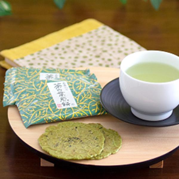 うす焼き煎餅、「まめあわせ」、餡菓子「菜宝楽」、京煎堂を代表するお菓子をすべてお楽しみいただける詰合せ。香ばしい豆をこぼれるほど詰め込んだ自慢のまめ煎餅「まめあわせ」4種、「菜宝楽」は素材の風味の生きたうす焼き煎餅に3種の餡を挟み、柔らかく...