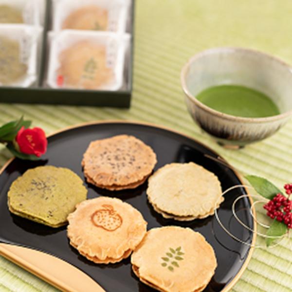 素材の風味を生かしたうす焼き煎餅に、小倉餡・栗餡・柚子餡の3種の餡を挟み、柔らかい食感に仕上げた創作和菓子。抹茶と玉露の茶葉を練り込んだお煎餅に小倉餡と求肥を挟んだ「茶の葉」、白味噌と胡麻を練り込んだお煎餅に栗餡を挟んだ「胡麻味噌」、生地に...