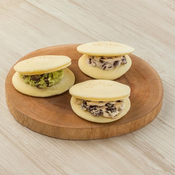 北海道産の小麦、砂糖を使用した白い皮のどら焼きに、レイズン・小豆・宇治抹茶を入れたバタークリームで包んだ洋風のどら焼きです。