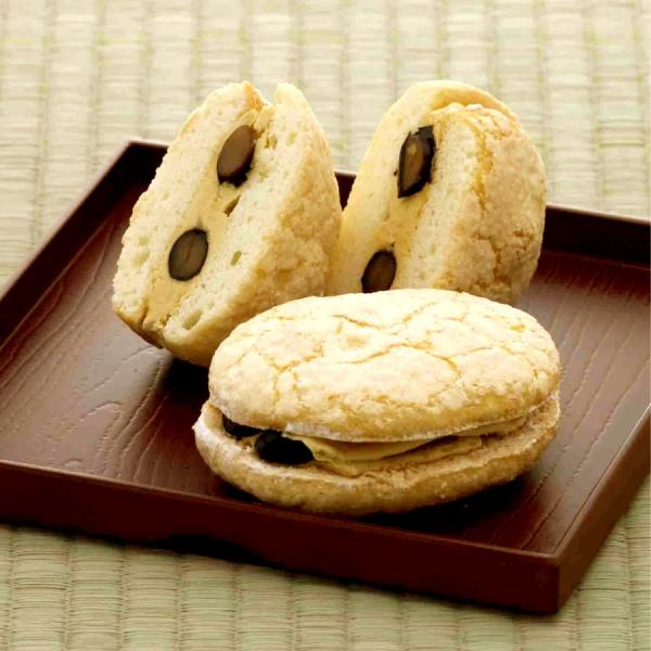 鹿児島喜界島産の黒糖と、国産黒豆、和三盆糖を使ったバタークリームを、アーモンド風味のソフトダックワーズ生地で挟んだ和洋折衷の焼菓子です。口に入れると黒糖と和三盆の優しく上品な甘さが広がります。ふっくらとした黒豆や、外はさっくり中はふんわりと...