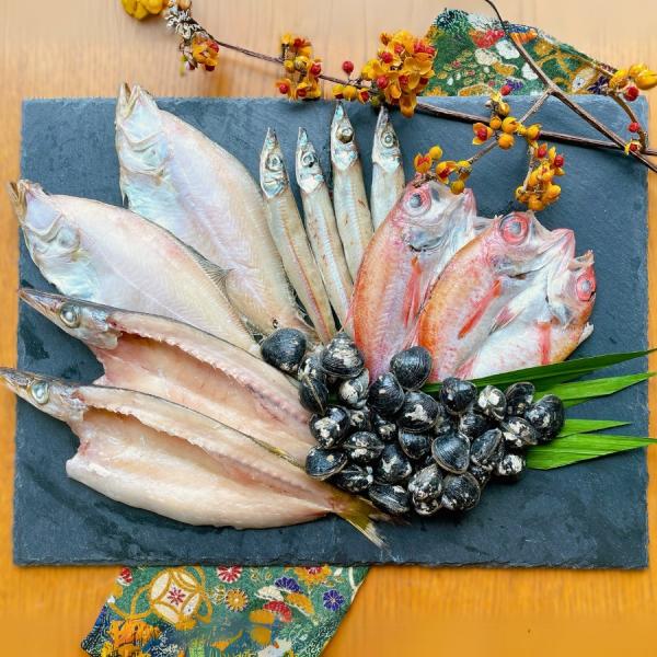 国内産の干物（のどぐろ・白かれい・かます・にぎす）と、宍道湖産希少2Lサイズシジミをセットにしました。干物は天日塩・並塩で絶妙に仕上げています。朝食にぴったりで、ふるさとの味わいを贈答や自宅用に楽しめる和食セットです。