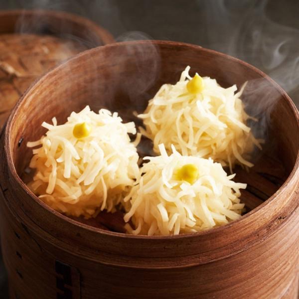 【発売日：2021年07月01日】萬坊人気ナンバー1のいかしゅうまい。産地指定で育てられた甘みたっぷりの玉ねぎ、独自配合飼料で育てられた鶏の産みたて卵（滋養卵）、にがり成分をたっぷり含んだ海塩（一の塩）、香りゆたかで、ほのかな甘みが特徴のコ...