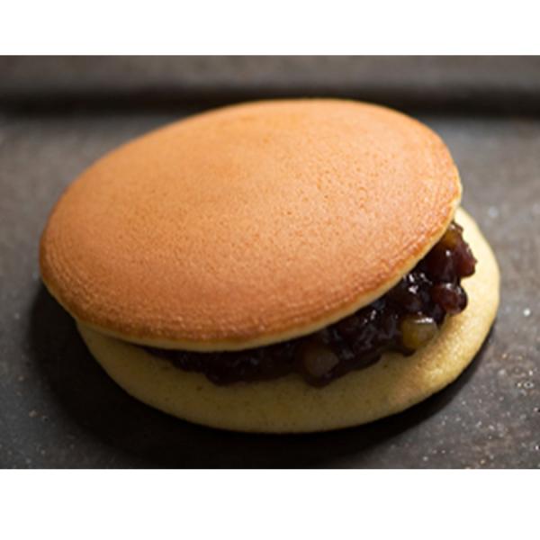 素材や製法にこだわり、しっとりとした生地とすっきりとした甘みに仕上げました。上品な味わいの餡が特長のプレーンのどら焼き。十勝産小豆餡などを使用した上品な味わい。より一層味に深みを与えるため、餡には栗を練り込んでいます。