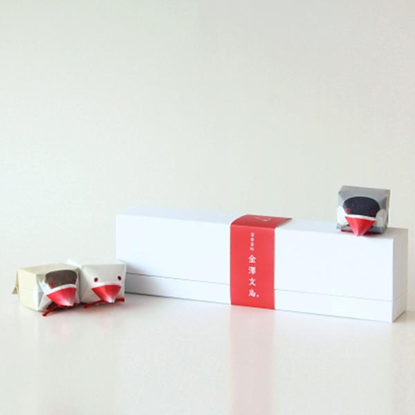 石川の食材の魅力に誘われてやってきた旅の文鳥が、金澤の地を気に入り、「金澤文鳥」になりました。「金澤文鳥」は、清香室町の伝統和菓子と進化が融合した新感覚羊羹。いろんな世代のかたが、様々な形で一緒に楽しめるボーダレスな和洋菓子として誕生しまし...