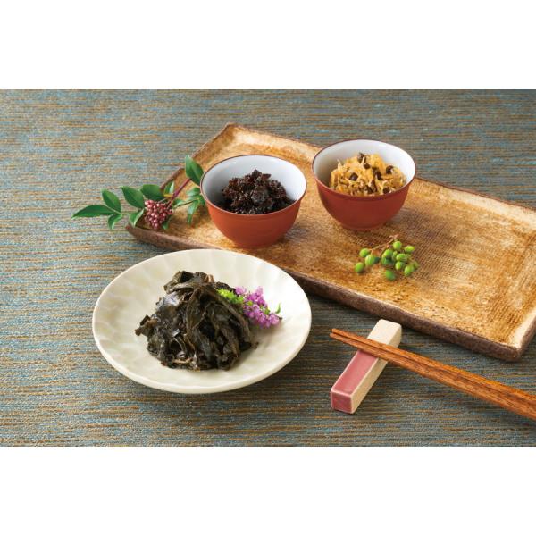 昆布と山椒の実と葉を焚き上げ細かく刻んだ当店看板商品の「木の芽煮」をはじめ、人気の3種の味わいを1つ1つ竹の皮で包んでお届けします