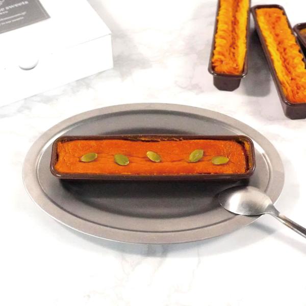 口溶けのよいしっとりとしたスイートポテトを土台に、定番のスイートポテトに加え、みたらし胡麻のスイートポテト、かぼちゃとシナモンの香りがベストマッチのシナモンスイートパンプキンの3種をアソート。