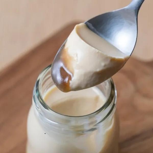 「塩あん」がアクセントの、大人の和プリン。卵黄だけを使った贅沢なプリンに、気仙沼岩井崎の塩とキビ糖で作った「塩あん」を合わせました。