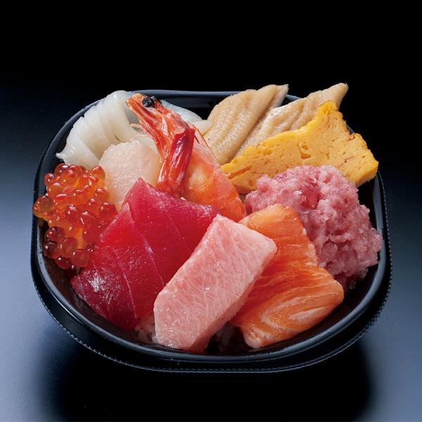 10種のネタが入った海鮮丼とごはんのセットです。大とろ、赤身、サーモン、いくら、いか、帆立、有頭海老、穴子、ねぎとろ、厚焼きたまご　が入った海鮮丼のセット。1パック1食分になっているので食べやすい形になっています。食べ方は流水で10分〜15...