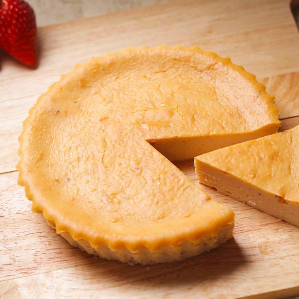 自家製いちごジャムと、濃厚ナチュラルチーズを贅沢に配合。しっとり食感で、いちごの風味を存分に楽しめる一品です。
