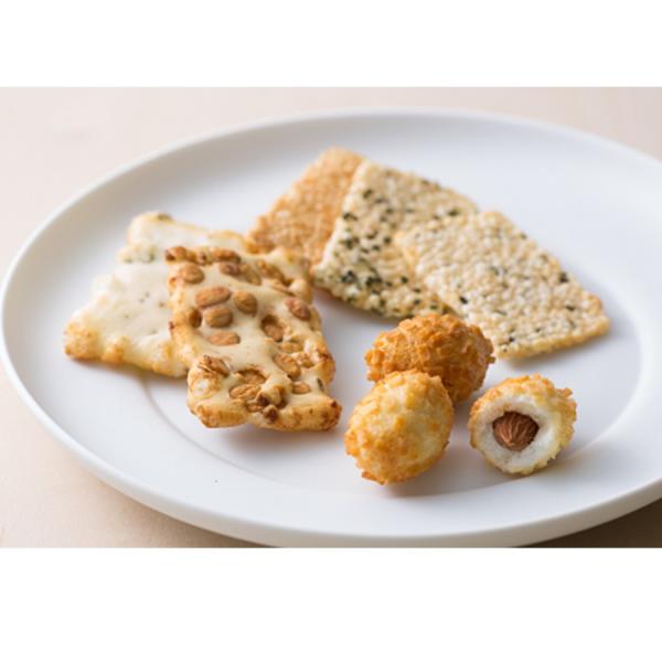 もち米の一粒一粒の美味しさと食感をそっくり生かした薄焼きおかき「慶長」は、お米の粒の良さを損なわないように、杵でつくのではなく、絶妙な力加減で押し固めて成形しています。ほか、アーモンドを一粒丸ごとおかきで包み、細かく裁断したあられをまとわせ...