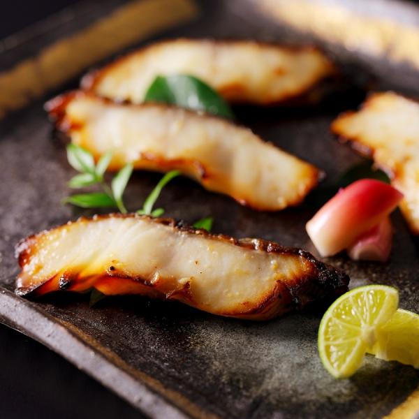 ご好評いただいてきた西京漬けを、温めるだけで愉しめる西京焼きとして、新たに仕立てました。香ばしい西京味噌の香りと、ふっくらとした身からあふれる銀だらの旨みが広がります。当茶寮特製の味噌床に銀だらを丁寧に漬け込み、料亭の技で焼き上げました。