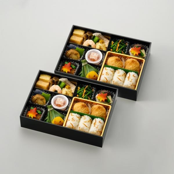 京都らしいゆばに、鯛や海老、揚げ豆腐。料亭の技を活かした出汁の旨み溢れる飛龍頭煮、高野豆腐や里芋などの炊き合わせに、帆立ひもたらこ雲丹和えなどを盛り込みました。ご飯は、ちりめん俵寿司と稲荷寿司の2種をお愉しみいただけます。