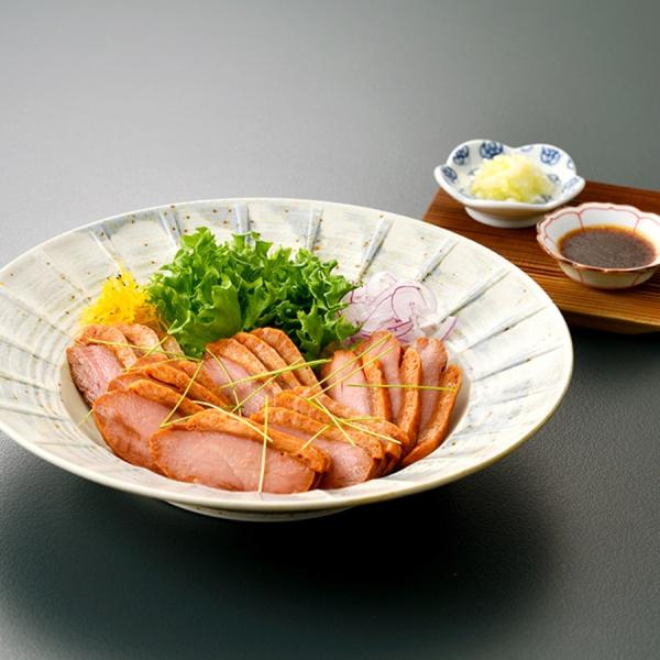 醤油ベースの深いコクを纏った合鴨ロースは、しっとり柔らかで噛むほどに広がる旨みが魅力。料亭の技をご飯やお酒と一緒にお愉しみください。添え味の「料亭の昆布とうがらし」と当茶寮自慢の「葱油」が、合鴨ロースの旨みをさらに引き立てます。辛味と香りが...