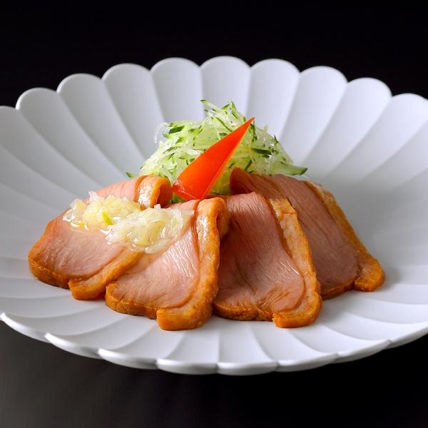 醤油ベースの深いコクを纏った合鴨ロースは、しっとり柔らかで噛むほどに広がる旨みが魅力。料亭の技をご飯やお酒と一緒にお愉しみください。しっかりとした木箱に入ったギフト仕様です。粋なお土産に、味なギフトに、贅を尽くした食卓に、「料亭の合鴨ロース...