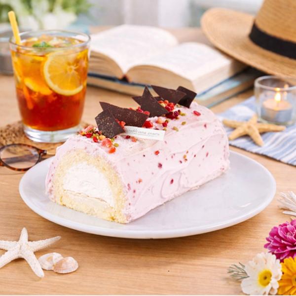 【発売日：2026年06月04日】パティシエが作るロールケーキはしっとりした舌触りの良い生地にカスタードクリームと生クリームが最も美味しいとパティシエが考える黄金律で２層のロールケーキに仕上げました。生クリームには、北海道産の生クリームも加...