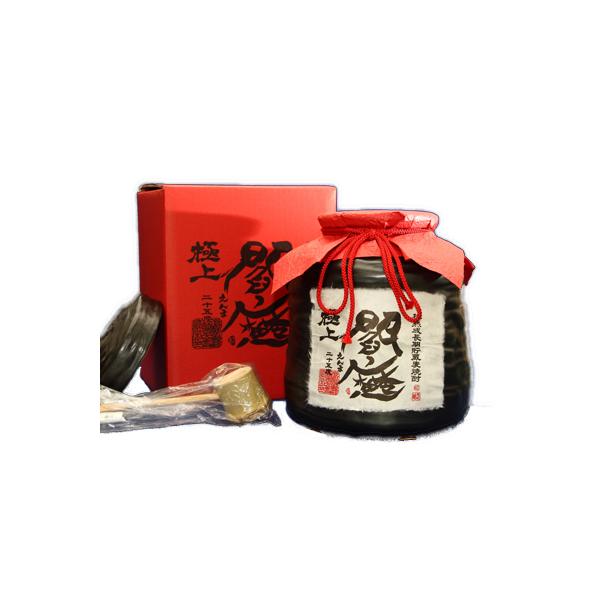 長期貯蔵麦焼酎　極上閻魔甕（化粧箱入り）包装無料昭和57年製造の原酒と3年〜5年の薫り良い原酒を加え熟成させた樽熟成の本格麦焼酎。やわらかなでふくらみのある深い味わいと上品な樽の風味、そして心地よい余韻を楽しめる長期熟成本格麦焼酎です。 【...