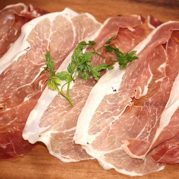 熟成９カ月フランス産 プロシュートです。１枚ずつフィルムが挟んでありますので食べる分だけ取り出すことができます。ワインとの相性も抜群。バケットの上に載せたり、マリネにしたり。前菜、クリスマス・ホームパーティーなどにもおすすめです。爆買