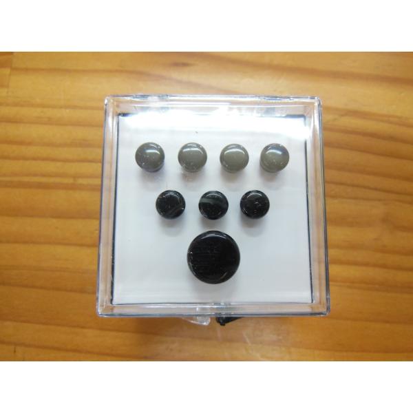 現在のMartin D-18、000-18、00-18、0-18等多くのモデルに使用される樹脂製ブラック、ドット無しのブリッジピンです。ストラップエンドピン付属。店頭在庫品です。日曜日の正午〜月曜日（休業）オーダーの場合、ご案内連絡は火曜日...