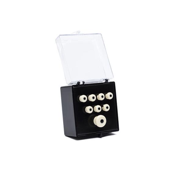 Martin 純正ブリッジ・エンドピン（樹脂製）セット、カラーはホワイトです。黒ドットのアクセントが付いたブリッジとエンドピンは、音色に影響を与えずにギターの弦を確実に所定の位置に保持します。ストラップエンドピン付属。店頭在庫品です。日曜日...