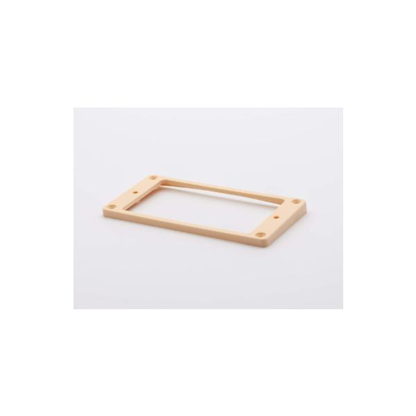 6弦ハムバッカー用エスカッション。底面に角度とアールが付いており、厚みが薄いフロント用です。LPタイプのギターに最適です。画像はサンプルです。ご注意パーツは楽器本体への追加加工なしで取り付けができない場合があります。無理な取り付けを行います...