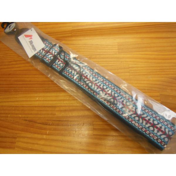 モーリスのMS-2000 ギター・ストラップは、レトロな刺繍が施されたギター用ストラップです（画像サンプル）。アコースティックギターなどネック側にストラップピンの無いギターにも使えるようにギターのヘッド部分には結びつけるヒモが付属されていま...