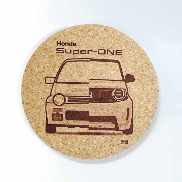 自動車メーカーより認可を受けて製作しています。約直径90mm　厚さ約5mm自分使いはもちろんお車好きの方にプレゼントしても喜ばれます。新車購入前に旧車の思い出として…ご家族、友人の納車のお祝いに！商品のデザイン、仕様、外観、価格は予告なく変...