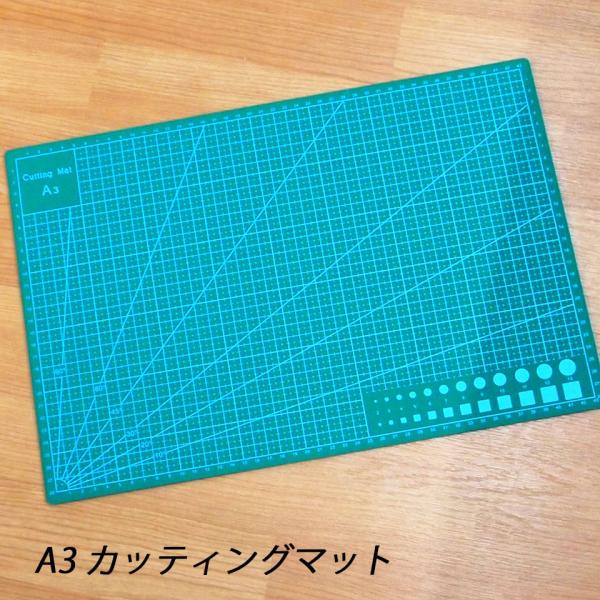 Ａ3カッティングマット　レザークラフト　グリーン約45cmx約30cm　厚み約3mm両面PVC素材中国※こちらは海外輸入品になります。小さなキズ／よごれなどある場合がございます。ご理解のほどよろしくお願いいたします。※インフォメーションをご...