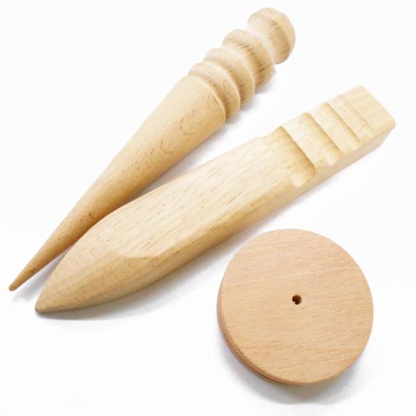 レザークラフト 道具 スリッカー コバ磨き3点セットスリッカー:約15cmスティック:約15cm丸形へり磨き :約5.2cmx厚さ1.1cm※海外製品です。キズ汚れ等は予めご了承下さい。普通郵便（追跡番号なし）代引き不可簡易包装（緩衝材なし...