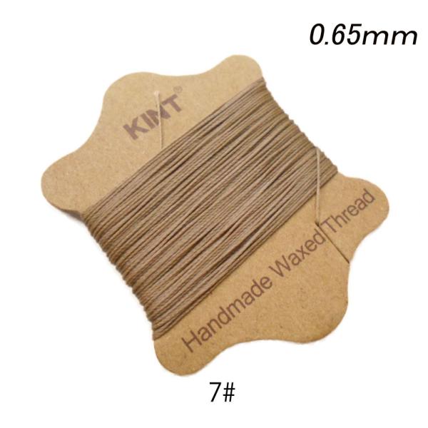 ロウ引き糸　ロウビキ糸　20ｍ0.65mm 素材：ポリエステル中国製◇薄付きのロウ引き糸です。お好みにあわせて必要な場合はロウ引きを施してください。 ◇◇太さや長さは多少誤差があります。目安としてお考え下さい。 精度をお求めの方はお控えくだ...