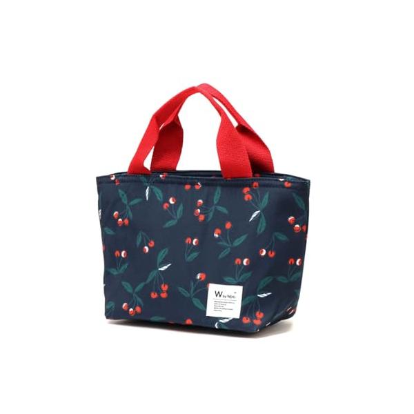 色：チェリーネイビー マチが広くて使いやすい、保冷ランチバッグ  お弁当箱や500mlペットボトルの収納にぴったりなサイズ感に仕上げました。保冷機能のあるアルミ生地と保冷剤を入れられるメッシュポケットによって冷たさがキープできるため、お弁当...