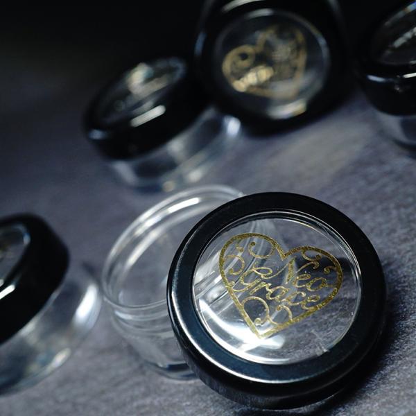 商品名 ネオグレースラウンドケース商品説明 直径が大きいタイプで、粉類を入れたり、指を置いて直接粉類をふりかけたりするのにも便利です。サイズ 外径約3.7cm高さ約2.2cm(フタあり)、約 1.9cm(フタなし)蓋の高さ約 0.9cm(フ...