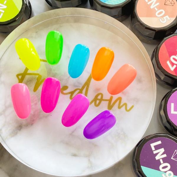 商品名：ネオングロージェル種類：LN-01〜LN-09商品説明：暗闇で輝く蓄光タイプの5Dキャッツアイジェル。※使用される際はしっかり攪拌してご利用ください。グレースジェルクリスタルワイプレストップを含め、紫外線をブロックするタイプのトップ...