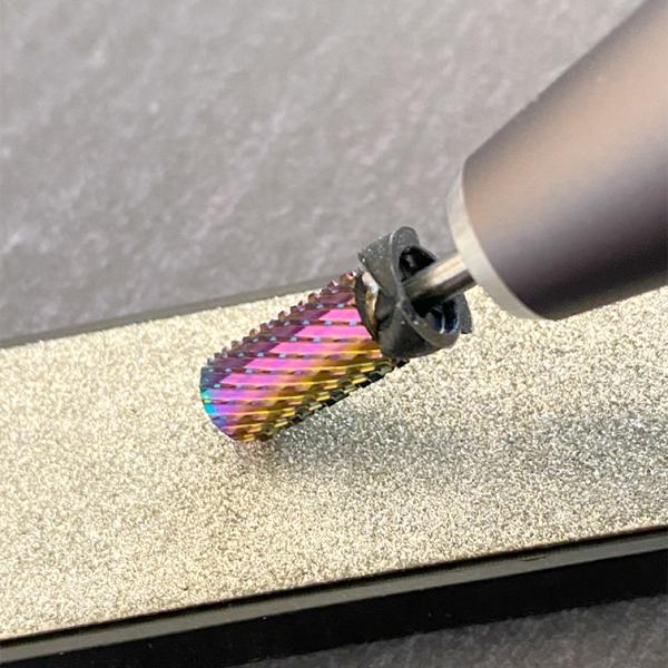 商品名：ダイヤモンドドレッサーサイズ：幅20mm×全長150mm×高さ8mm商品説明：バレル(円筒)形状のビットの角を削って(面取りをして)、より安全に使用できます。グリーンビット・ピンクビットやサンディングバンド等、表面の目が詰まりやすい...