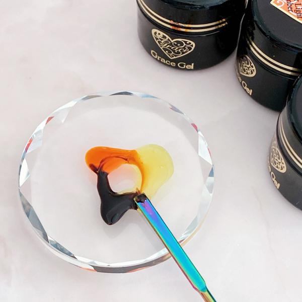 商品名：クリスタルパレットサイズ：直径55mm × 厚み8mm材質：ガラス商品説明：1. 直径55mmの小さ過ぎないコンパクトサイズでカラージェルの調合にピッタリです。2. 厚みがあり安定しているのでアルミホイルの上よりも色調整が簡単にでき...