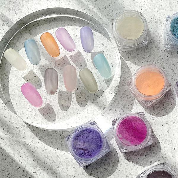 紫外線　ジェルネイル商品名 カメレオンパウダー商品説明 紫外線で色がかわるカメレオンパウダー。ジェルに混ぜても、ジェル表面にミラーパウダーのように使用しても色の変化をお楽しみいただけます。※使用量が少ないと色が変化しない/しにくくなります。...