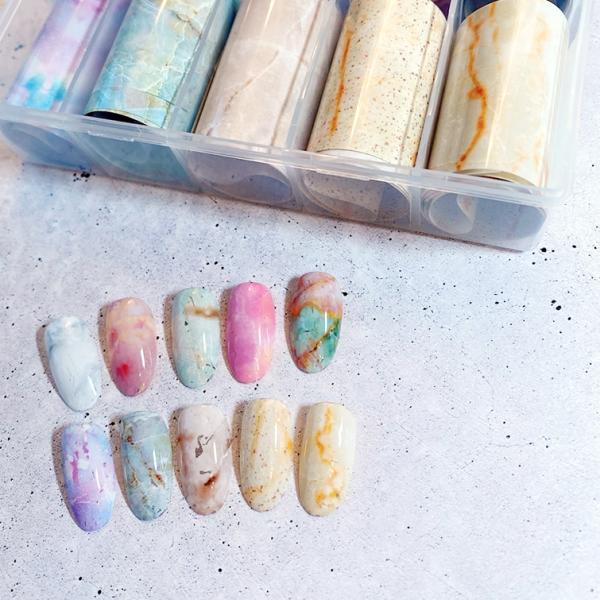 商品名：ネイルフォイルセットサイズ：各転写フィルム 幅4cm x 長さ100cm種類：01 スノーフレイク ホワイト/02 スノーフレイク オーロラ/03 マーブル/04 レース B&amp;W/05 マーブル 2 designs商品説明：...