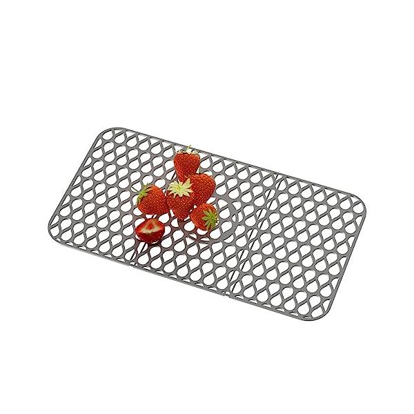 「商品仕様」素材： シリコン、カラー：グレー、サイズ：33*65cm「多機能マット」底面に付いた多数の突起が設けられており、衝撃を抑えるクッション機能と、水をスムーズに排出しシンクを清潔に保つ機能があります。また、耐熱性があるため、鍋敷やフ...