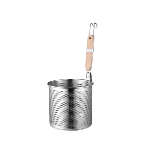 使いやすいデザイン 深いバスケットと木製ハンドルが特徴の湯ぎりザルです。麺こし器や野菜の湯切りなど、様々な料理に対応できる万能ツールです。 耐久性に優れている ステンレス製で作られており、長期間使用できる丈夫な仕様です。錆びにくく、長持ちし...