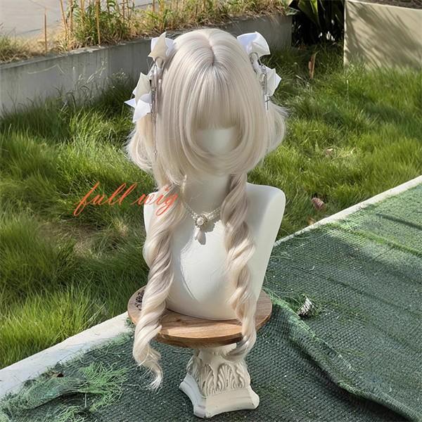 [ セット内容 ]フルウイッグ/ヘアネット【※こちらの商品は、個人差等ございますので、商品ご到着後、お客様ご自身より手くしやカット等多少の調節が必要な場合もございます。】「記載のないアクセサリー、小物等は付属しません」 [ カラー ]ゴール...