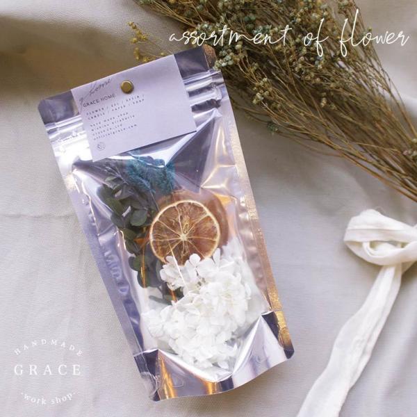 ハーバリウムやアロマワックスバー、フラワーアクセサリーなど、アレンジの可能性は無限大の花材詰め合わせです。当店人気の花材詰め合わせで、そのまま飾ってインテリアにも！【梱包内容】・ユーカリ・シナモン・あじさいホワイト・ポアプランツブルー・スラ...