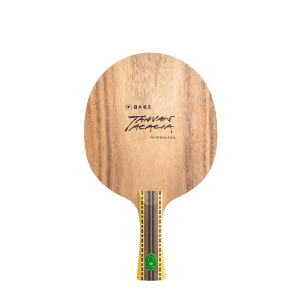 ウィングスパン プラスは、樹齢80年、30年以上自然乾燥された希少な台湾アカシア材（比重>1 g/?）を使用した高性能ラケットです。・両面の重量を総重量の20%に抑え、高球質と優れたスピン性能を実現・極カーボンファイバーを中間層に組み...