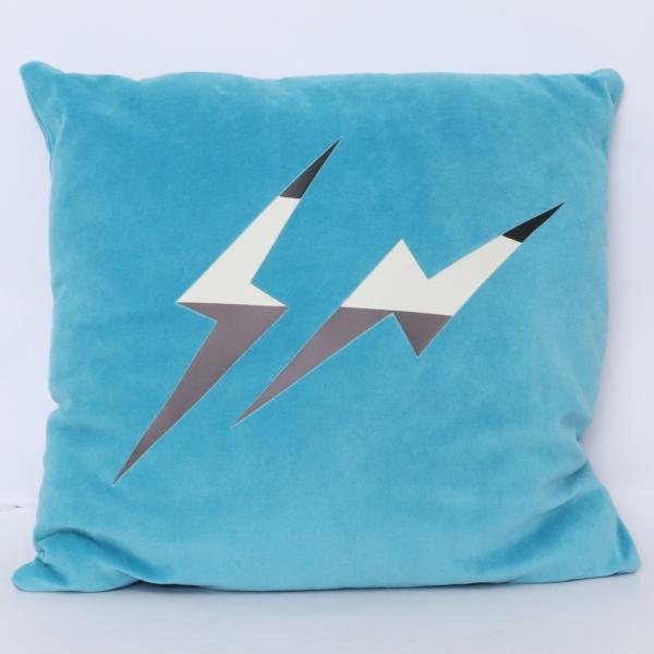 【ブランド名】FRAGMENT × POKEMON (フラグメント ポケモン)【商品名】THUNDERBOLT PROJECT CUSHION / クッション サンダーボルト プロジェクト【型番】PFI-12380-C【カラー】ブルー【付属...