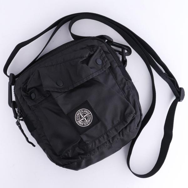 【ブランド名】STONE ISLAND ( ストーンアイランド )【商品名】スモールロゴショルダーバッグ / バック パッチ SHOULDER BAG SMALL LOGO【型番】741590270【カラー】ブラック【付属品・素材】画像参照...