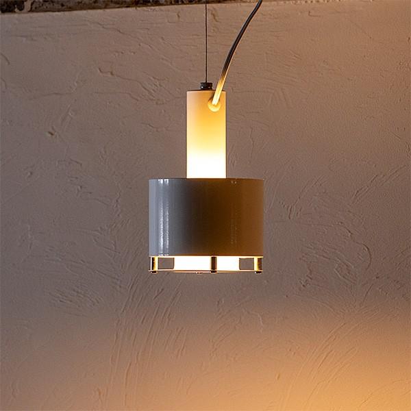 商品番号：1011009商品について円柱状のスチールシェードを組み合わせたシンプルなペンダントライト。シェードを重ね合うことで直接光源が見えにくくなり、グレアを抑えることで不快感を軽減します。ワイヤーで吊っているためペンダントライトの高さは...