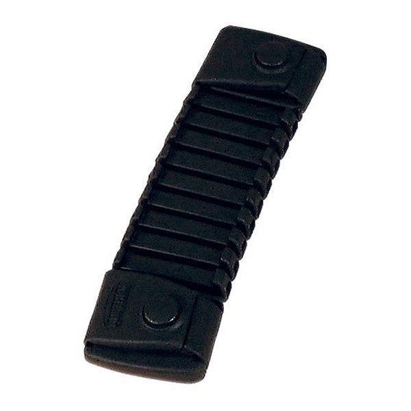 肩にかけたバッグのベルトがずれるのを防いでくれるショルダーパッドです。肩の形状を人間工学に元づいて分析しベルトが滑らず肩全体で受けとめます。バッグを肩にかけたままの移動も快適