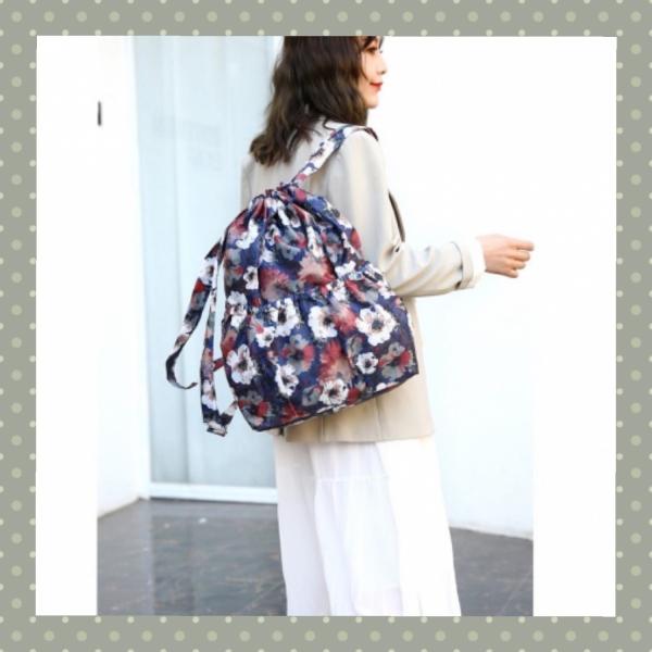 【商品詳細】☆横：約34cm☆縦：約49cm☆マチ：約15cmお洒落な花柄がポイントのリュックサックです。大容量収納可能で安心安全の紐付き♪普段使い、旅行時のサブバッグにも使い勝手抜群です！！【ご案内】☆☆3000円以上のご購入で送料無料☆...