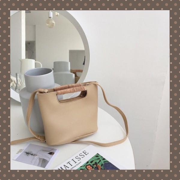 【商品詳細】☆幅：約28cm☆高さ：約30.５cm☆カラー☆ベージュブラック大人気商品☆シンプルでお洒落なハンド、ショルダーの2wayバッグです。普段使い、旅行時のサブバッグにも使い勝手抜群です♪【ご案内】☆3000円以上のご購入で送料無料...