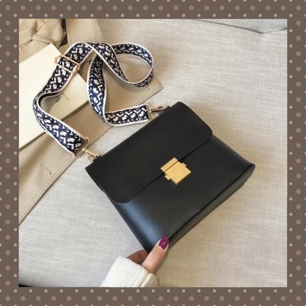 【商品詳細】☆サイズ☆幅：約22cm高さ：約20cmマチ：約9cm☆カラー☆ブラック大人気商品☆シンプル且つ、お洒落なショルダーバッグです。ストラップは柄入りでとっても可愛いです☆普段使い、旅行時のサブバッグにも使い勝手抜群です♪【ご案内】...