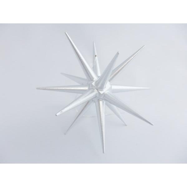 ベツレヘムの星は、 生誕の地ベツレヘムへ導いた星とされ、 【希望】や【約束が守られた印】などの意味があります。 高貴を表す金の星は、 手作りによる木製の味わいがあります。 少し高価ですが、 大切に何年もお楽しみいただける逸品です。